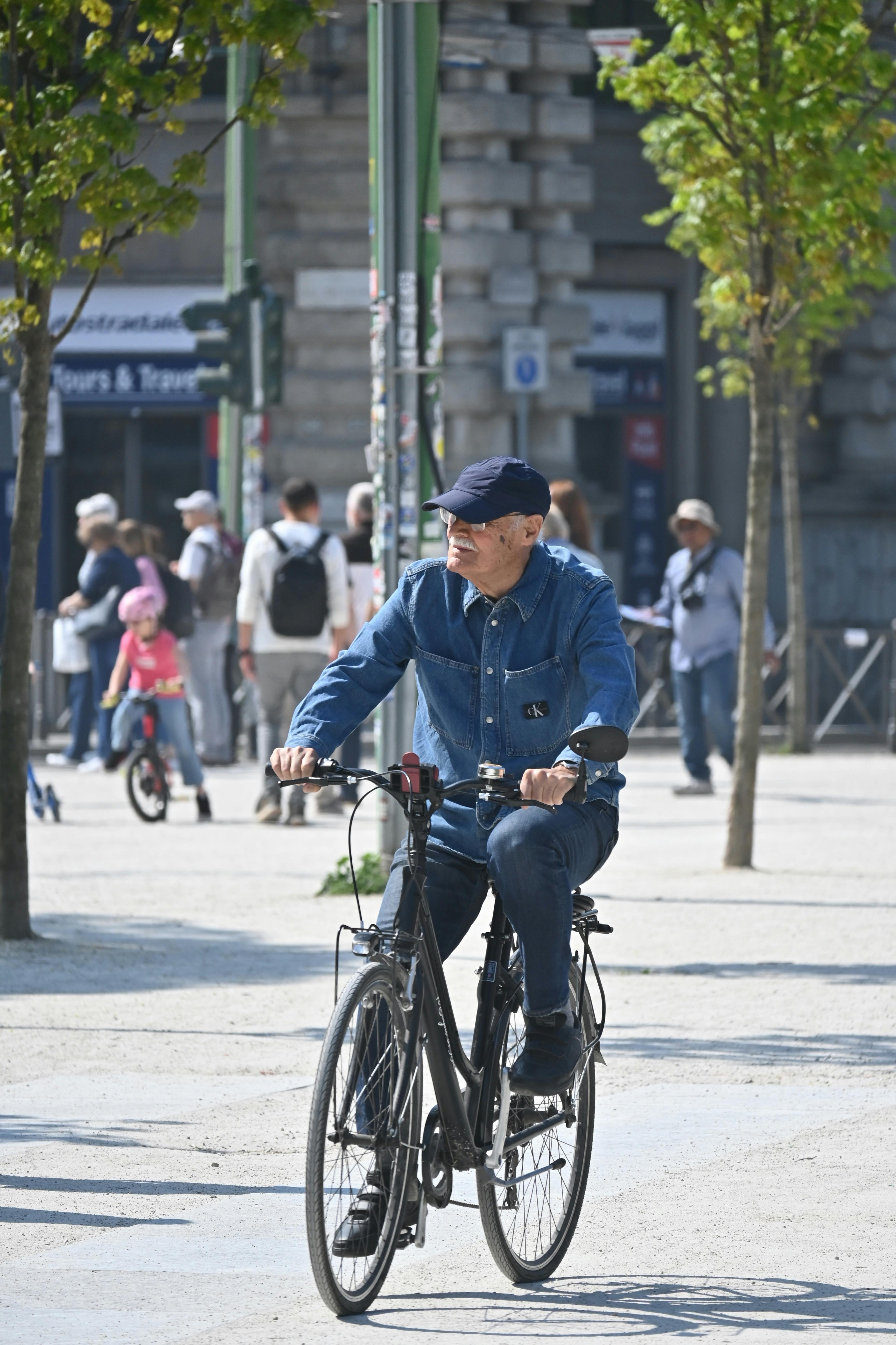 Lifetime Bicycle - Revolutionary Lowerable Top Tube Design